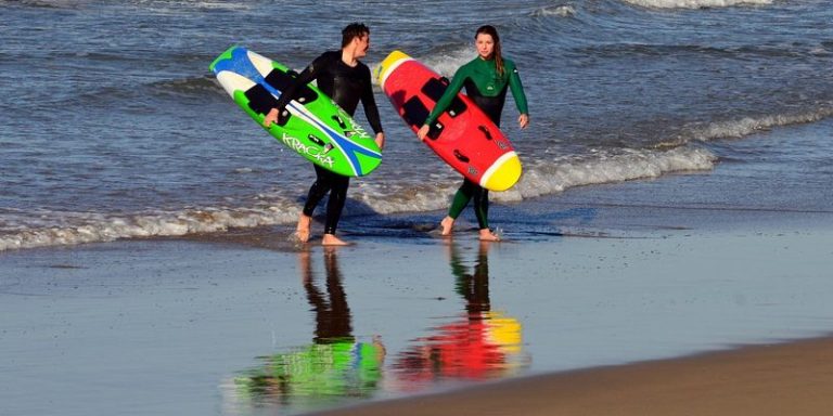 Windsurf: Entenda o que é, equipamentos, categorias e sua origem